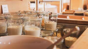 Café da manhã com buffet grátis todos os dias