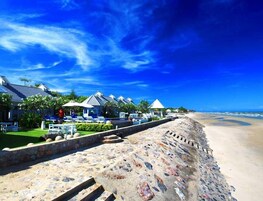 Praia particular, barracas de praia de cortesia, espreguiçadeiras 