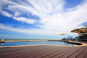 Piscina externa, guarda-sóis, espreguiçadeiras