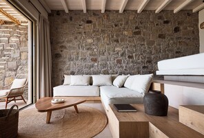 Honeymoon Suite with private pool and sea view | Cofres nos quartos, cortinas blackout, quartos à prova de som