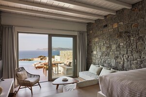 Grand Suite with private pool and sea view | Área de estar | TV de tela plana 45 polegadas com canais digitais