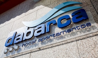 Placa para 'Dabarca Hotel Apartamentos' com design moderno e um elemento gráfico em forma de onda.