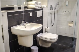 Quarto casal premium, sacada | Banheiro | Chuveiro, produtos de toalete grátis, secador de cabelo, chinelos