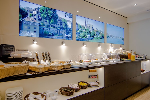 Pequeno-almoço tipo buffet diário (16.5 EUR por pessoa)