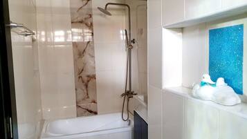 Artigos de higiene pessoal grátis, um bidé, toalhas fornecidas