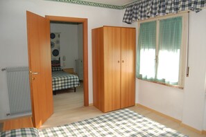 Quarto Quádruplo | Minibar, cofre no quarto, secretária, Wi-fi grátis 