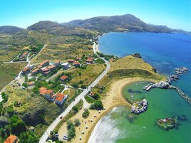 Perto da praia, espreguiçadeiras, guarda-sóis de praia 