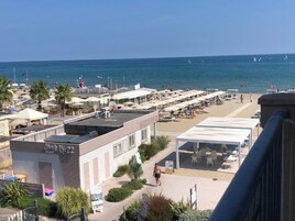 Quarto Triplo Deluxe, varanda, vista parcial para o mar (beach access included) | Cofre no quarto, Wi-fi grátis, roupa de cama fornecida 