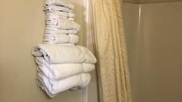 Quarto Standard, 2 camas queen-size, não fumadores | Casa de banho | Uma combinação polibã/banheira, artigos de higiene pessoal grátis
