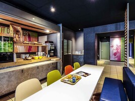 Café da manhã com buffet todos os dias (EUR 9 por pessoa) 