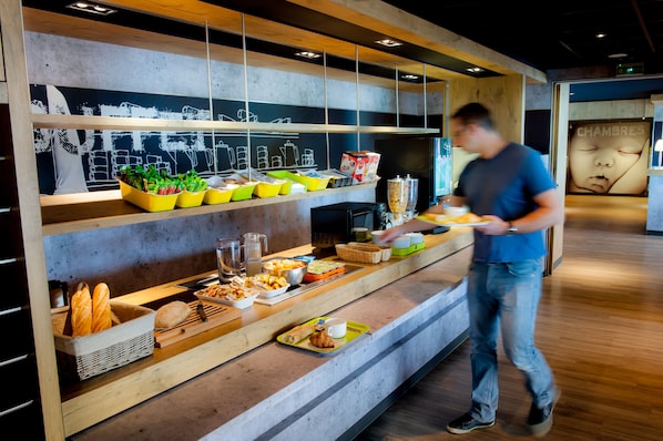Café da manhã continental todos os dias (EUR 6.60 por pessoa) 