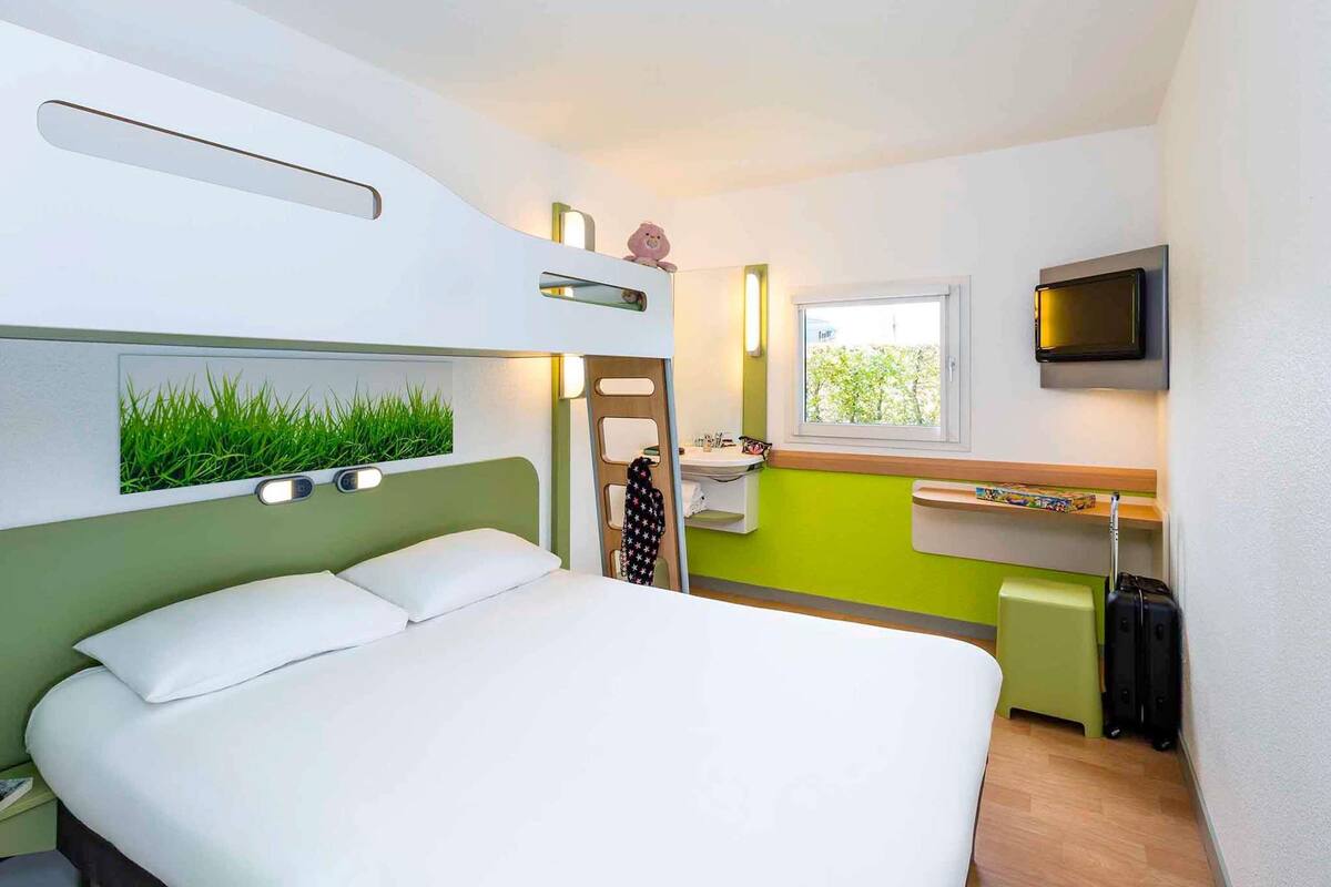 Quarto Triplo, várias camas | Roupa de alta qualidade, camas de colchão pillowtop, secretária 