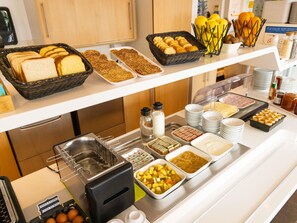 Pequeno-almoço completo diário (9.9 EUR por pessoa) 