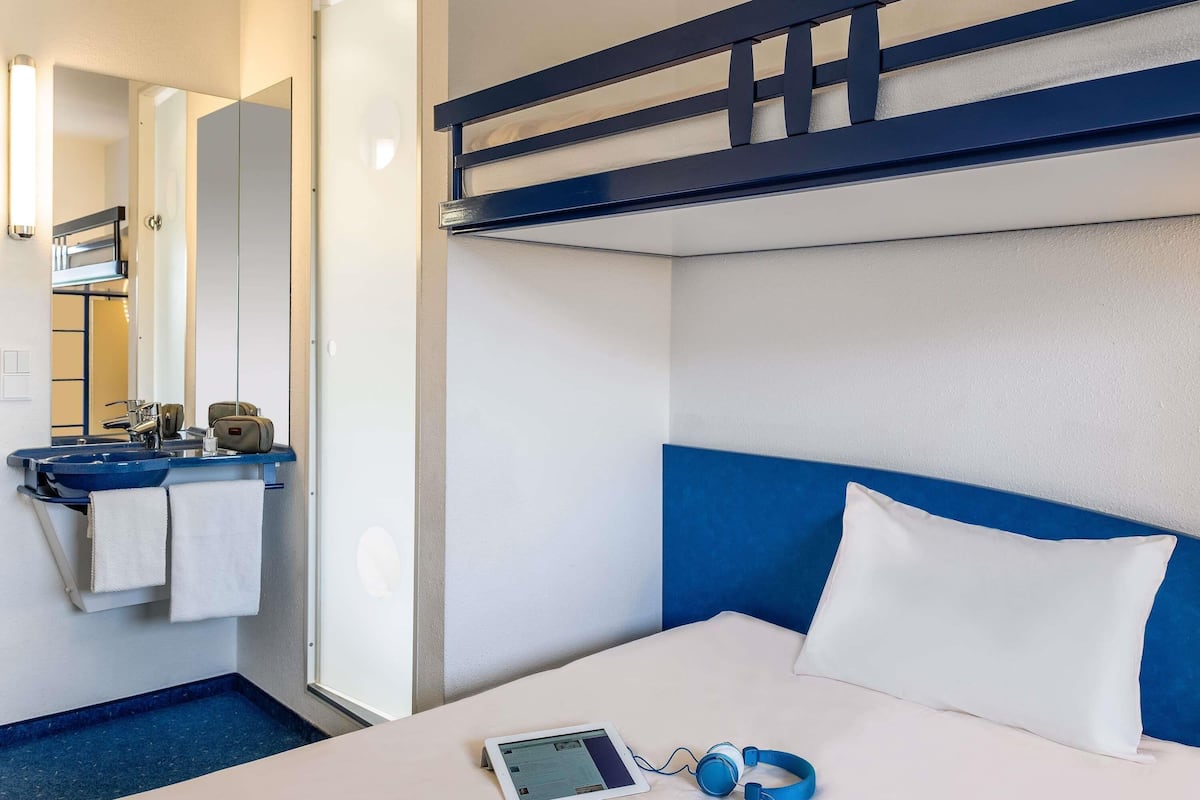 Escrivaninha, quartos à prova de som, berços grátis, berço de viagem