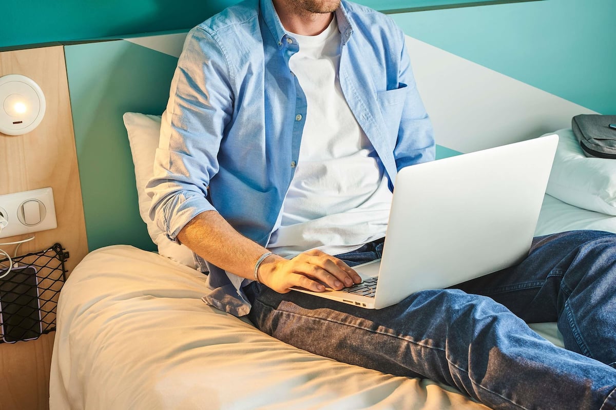 Quarto família, 2 camas de casal | Escrivaninha, quartos à prova de som, berços grátis, berço de viagem