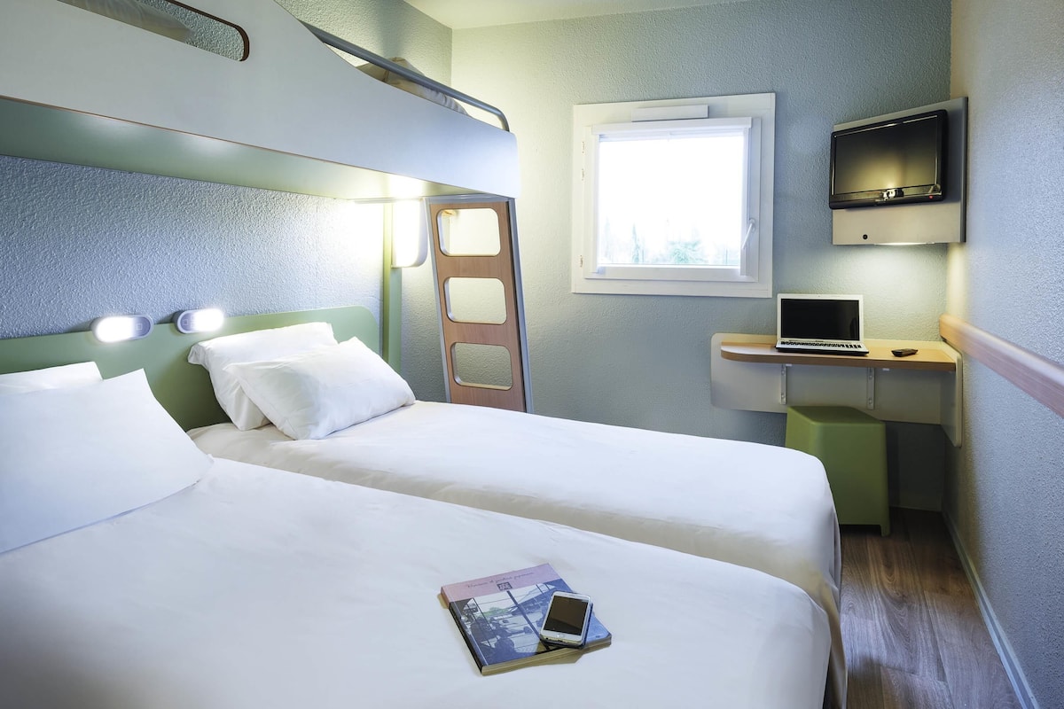 Quarto duplo, 2 camas de solteiro | Escrivaninha, quartos à prova de som, Wi-Fi de cortesia