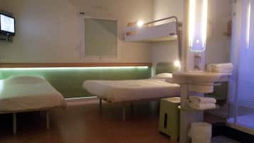 Quarto Familiar, 2 camas de casal | Secretária, quartos insonorizados, Wi-fi grátis