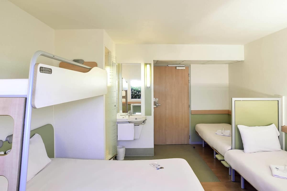 Quarto família, 2 camas de casal | Escrivaninha, espaço de trabalho para notebook, cortinas blackout