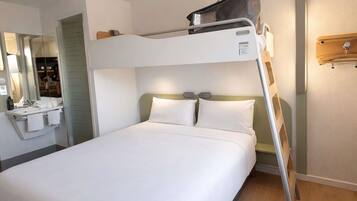 Quarto Triplo, várias camas | Secretária, secretária adequada para computadores portáteis