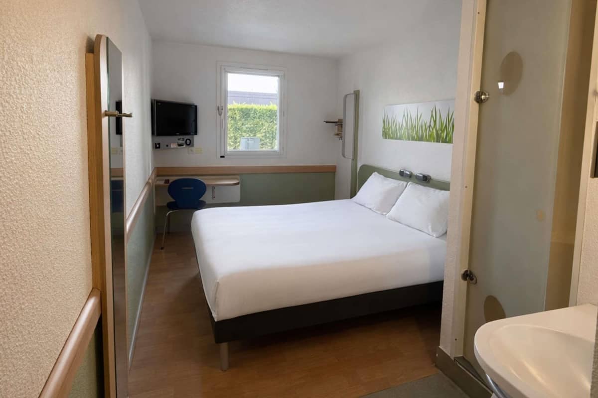 Quarto casal, 1 cama de casal | Escrivaninha, espaço de trabalho para notebook, cortinas blackout