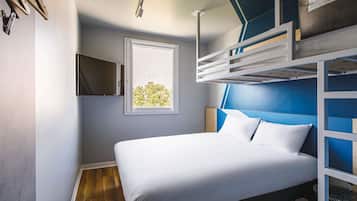 Quarto triplo, várias camas | Escrivaninha, quartos à prova de som, berços grátis, Wi-Fi de cortesia