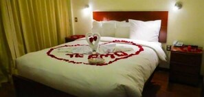 Quarto Duplo, 1 cama queen-size | Cofre no quarto, ferro/tábua de engomar, Wi-fi grátis 