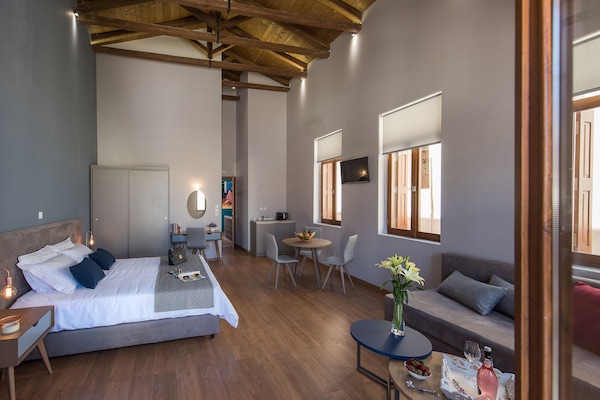 Quarto Quádruplo Deluxe, várias camas | Roupa de alta qualidade, minibar grátis, cofre no quarto, secretária