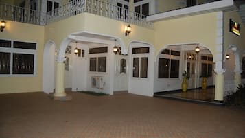 Fachada do alojamento (tarde/noite)
