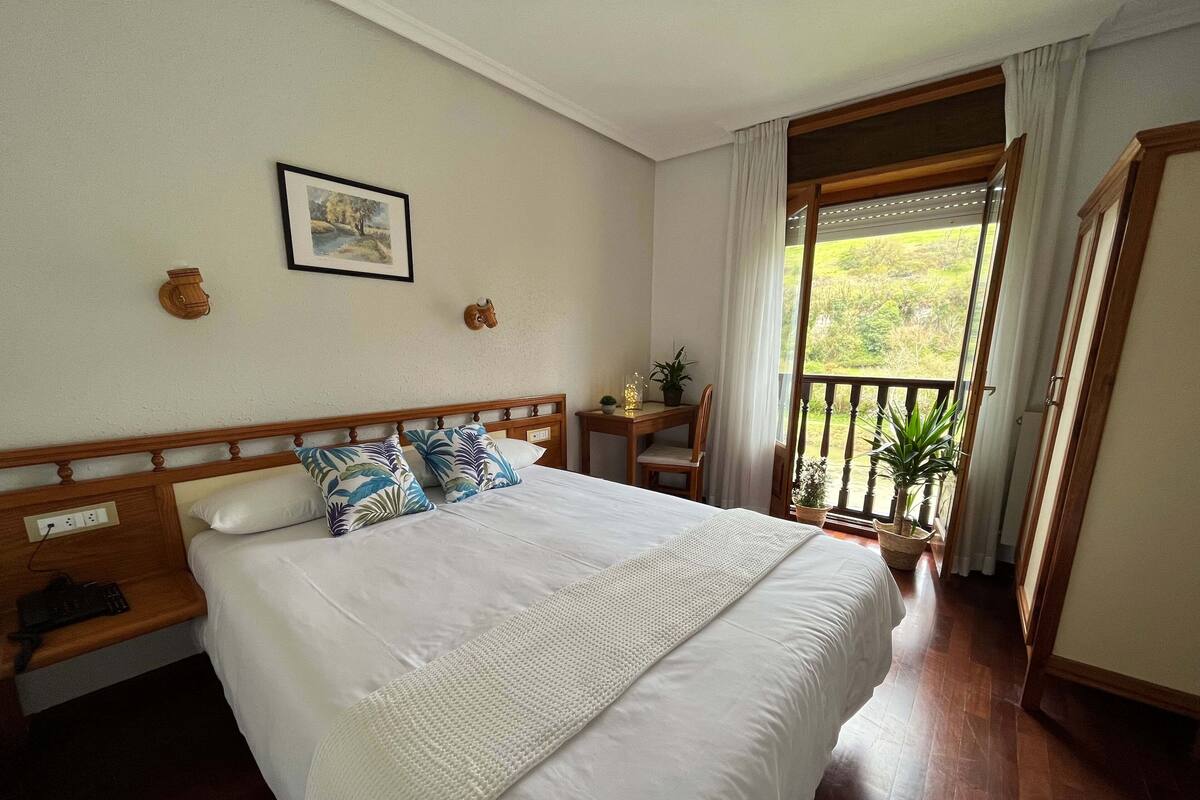 Quarto Familiar | Edredões de penas, secretária 