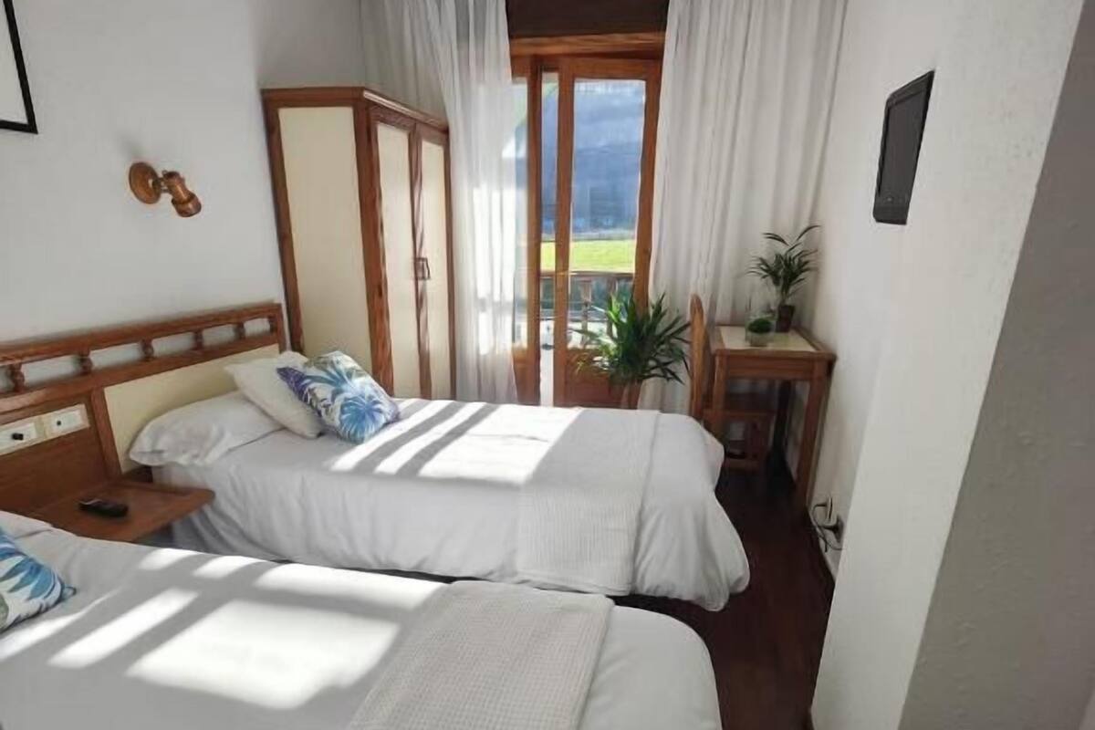 Quarto Duplo Básico, 2 camas individuais | Edredões de penas, secretária 