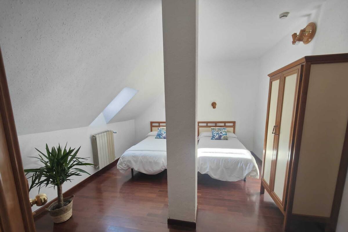 Quarto Económico, 2 camas individuais | Edredões de penas, secretária 