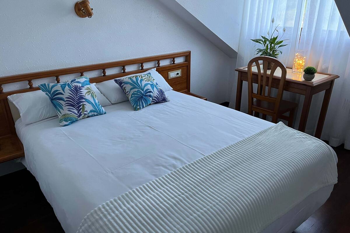 Quarto Duplo, 1 cama queen-size | Edredões de penas, secretária 