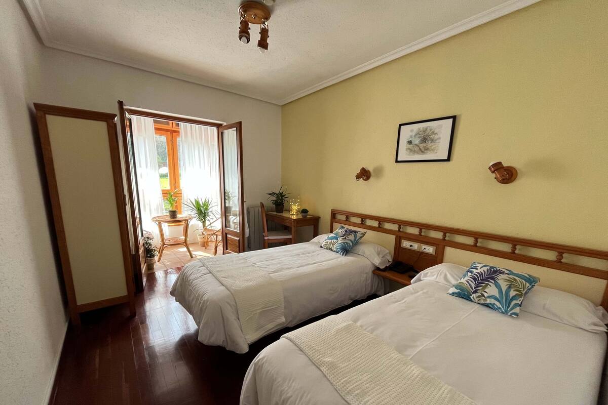 Quarto Gallery, 2 camas individuais | Edredões de penas, secretária 
