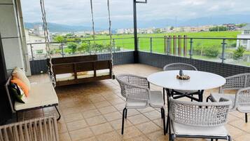 Quarto família, 2 camas de casal, sacada, na torre | Terraço/pátio