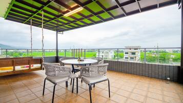 Quarto família, 2 camas de casal, sacada, na torre | 1 quarto, roupas de cama premium, quartos à prova de som