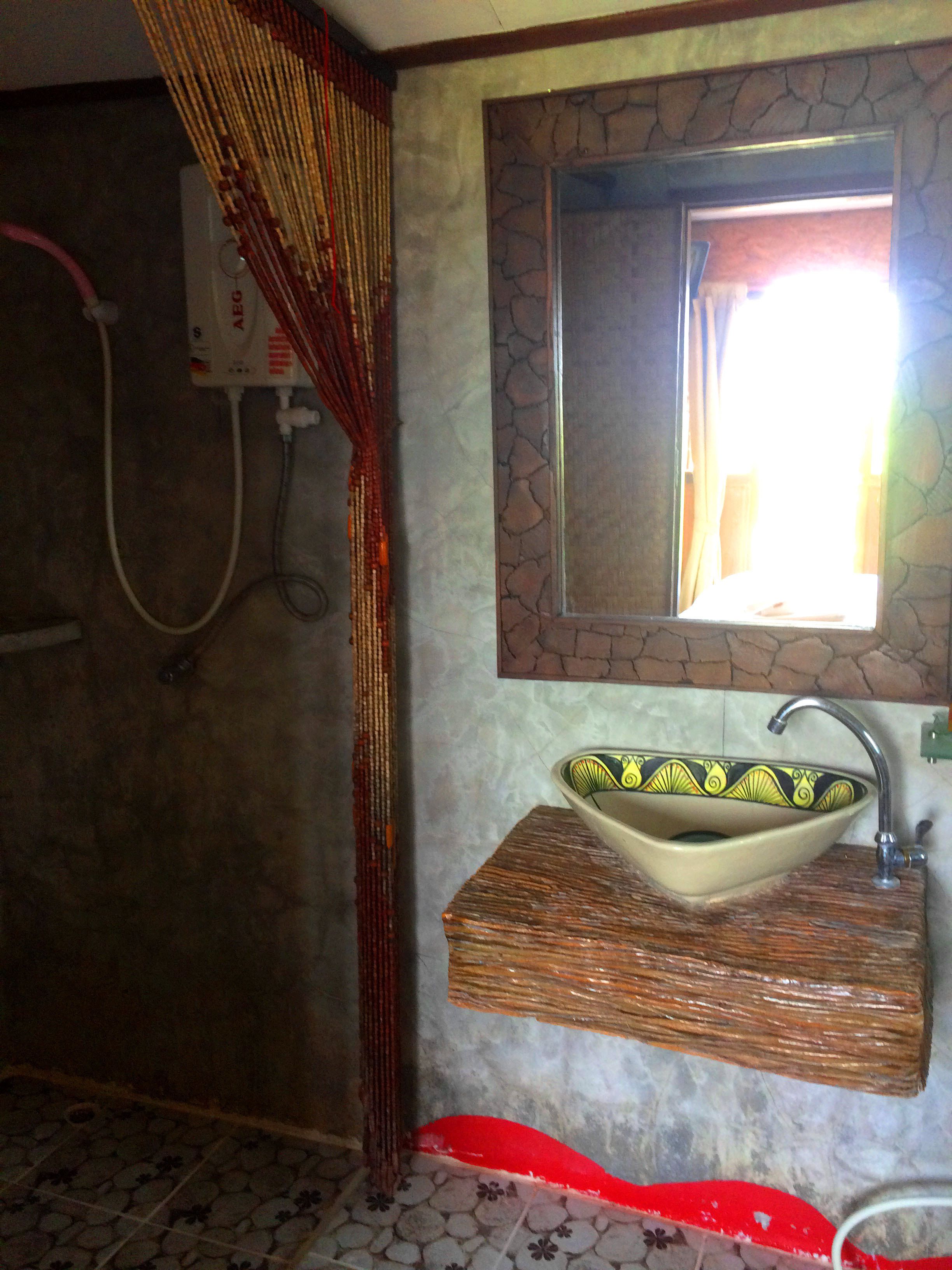 Superior Room (Baan Rung Nok) | Casa de banho | Um polibã, artigos de higiene pessoal grátis, um secador de cabelo 
