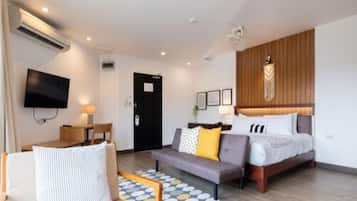Quarto luxo, 1 cama King e sofá-cama, cozinha americana, vista para a cidade | Cofres nos quartos, escrivaninha, Wi-Fi de cortesia, roupa de cama