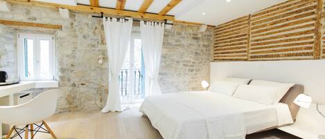 Delux Double Room, Balcony, City view | Minibar, cofre no quarto, secretária, cortinas/cortinados opacos