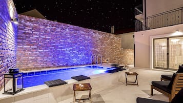 Piscina exterior, espreguiçadeiras