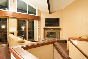 TV de tela plana, lareira, DVD player