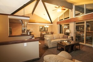 Condo com design assinado, 2 quartos, lareira, vista para o lago | Sala de estar | TV de tela plana, lareira, DVD player