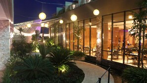 Fachada do alojamento (tarde/noite)