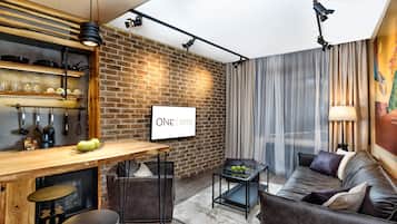 Apartamento Premium, 1 cama king-size e sofá-cama | Sala | Smart TV de 50 polegadas com canais digitais, televisor