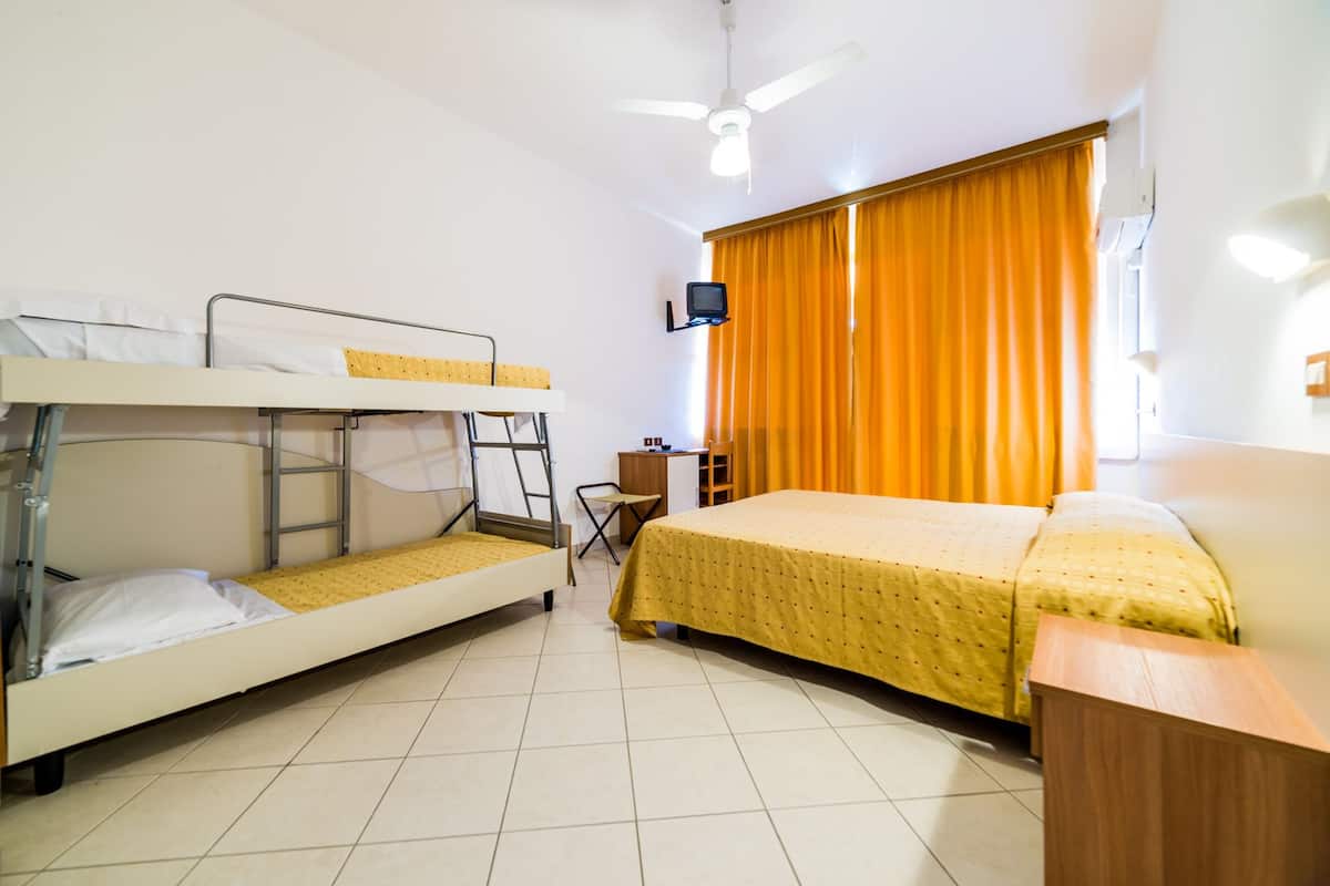 Cofres nos quartos, escrivaninha, Wi-Fi de cortesia