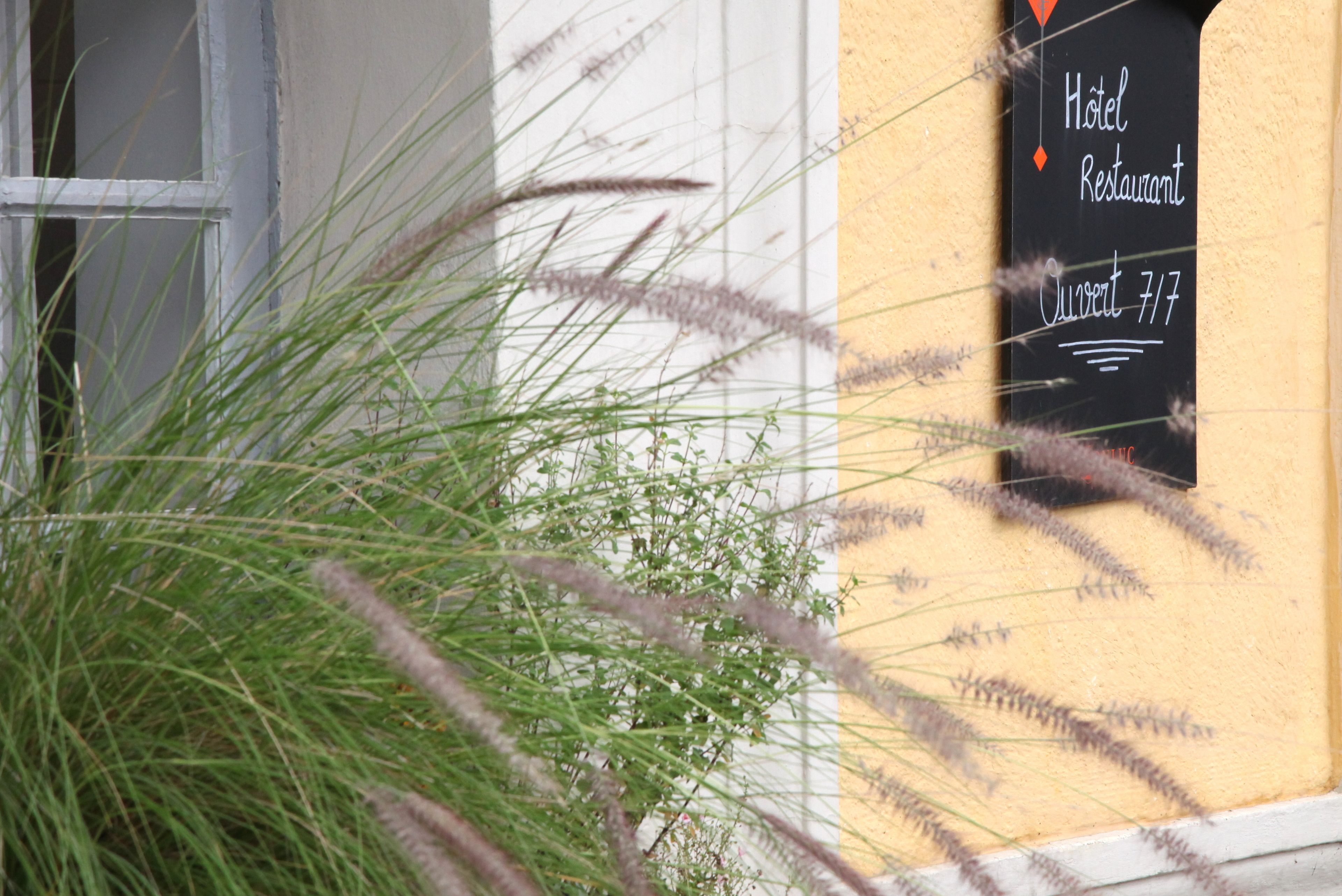 Uma placa com o texto 'Hotel Restaurant' e a data '7/7'.