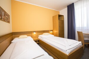 Roupa hipoalergénica, minibar, cofre com capacidade para portátil