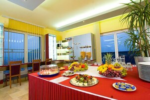 Pequeno-almoço tipo buffet mediante uma taxa aos fins de semana 