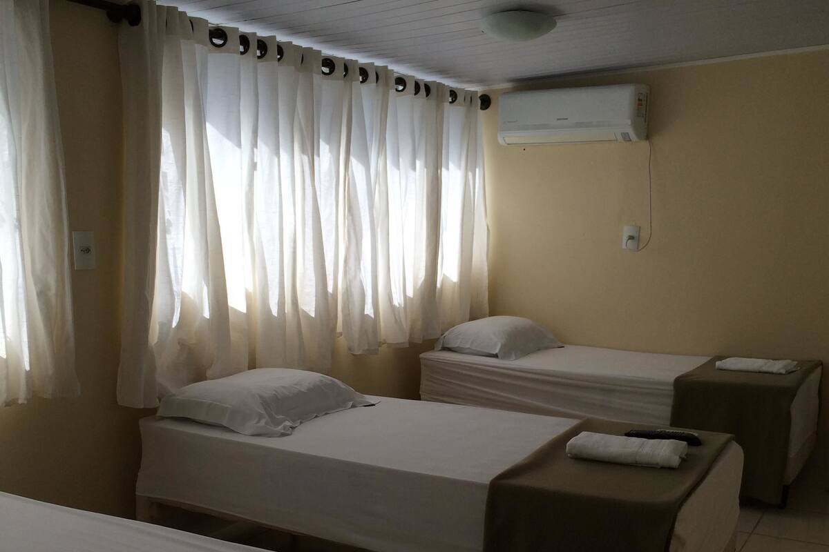 Quarto Triplo | Cortinas/cortinados opacos, Wi-fi grátis