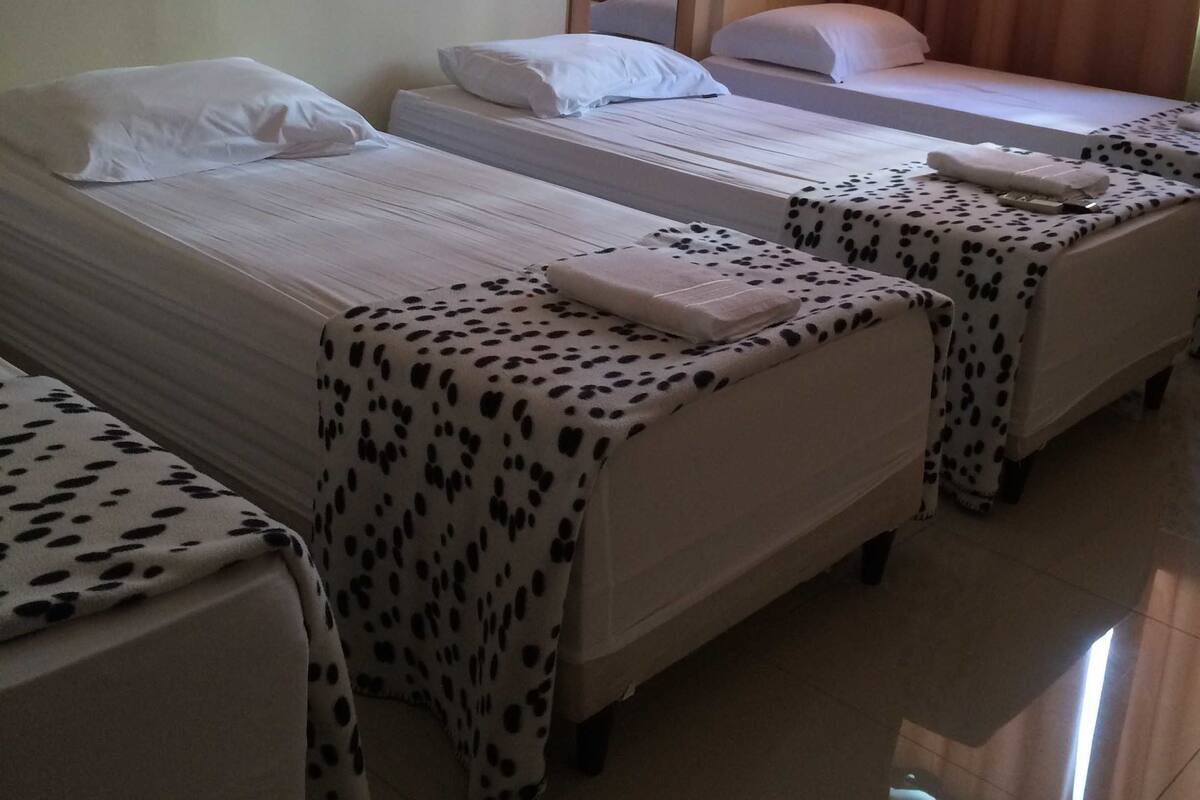 Quarto Quádruplo | Cortinas/cortinados opacos, Wi-fi grátis