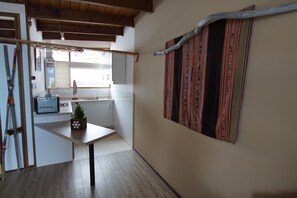 Bangalô família | Cozinha privada | Geladeira, micro-ondas, cooktop, talheres/pratos/utensílios de cozinha